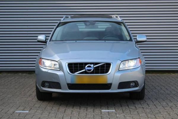 Grey Volvo V70 2012 in Jurmala, with an engine capacity of 2.00 L and mileage of 352 thousand km for 6995 €, photo 2 on AUTOMOTO.COM.LV