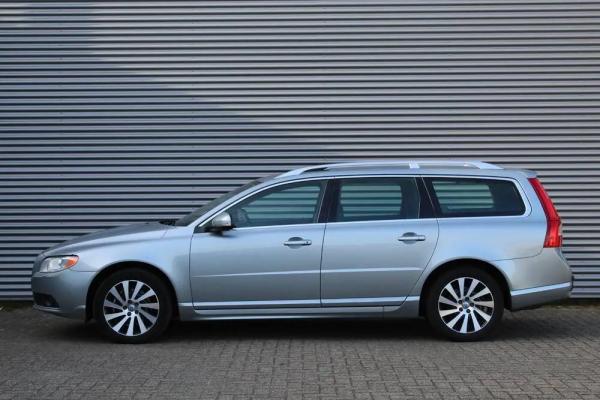 Grey Volvo V70 2012 in Jurmala, with an engine capacity of 2.00 L and mileage of 352 thousand km for 6995 €, photo 3 on AUTOMOTO.COM.LV