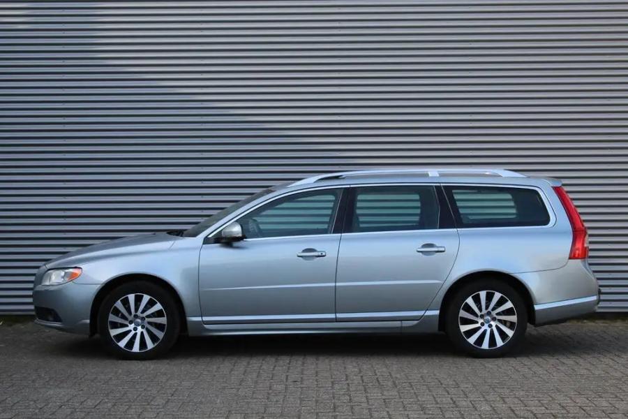 Pelēks Volvo V70 2012 Jūrmala, ar dzinēja tilpumu 2.00 L un nobraukumu 352 tūkst. km par 6995 €, foto 4 vietnē AUTOMOTO.COM.LV
