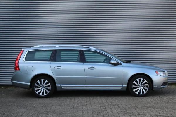 Grey Volvo V70 2012 in Jurmala, with an engine capacity of 2.00 L and mileage of 352 thousand km for 6995 €, photo 4 on AUTOMOTO.COM.LV