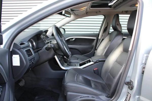 Grey Volvo V70 2012 in Jurmala, with an engine capacity of 2.00 L and mileage of 352 thousand km for 6995 €, photo 6 on AUTOMOTO.COM.LV