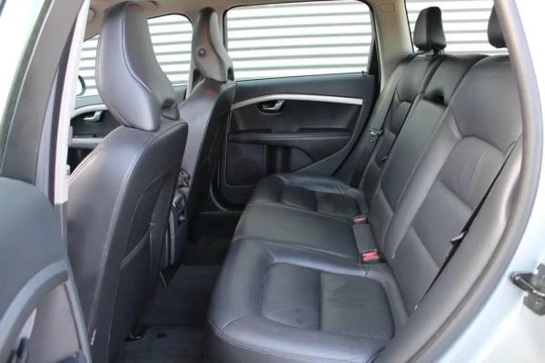 Grey Volvo V70 2012 in Jurmala, with an engine capacity of 2.00 L and mileage of 352 thousand km for 6995 €, photo 7 on AUTOMOTO.COM.LV