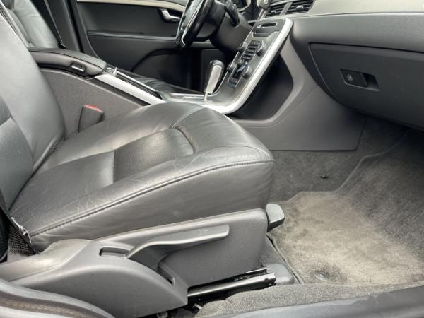 Grey Volvo V70 2012 in Riga, with an engine capacity of 2.00 L and mileage of 265 thousand km for 6900 €, photo 5 on AUTOMOTO.COM.LV