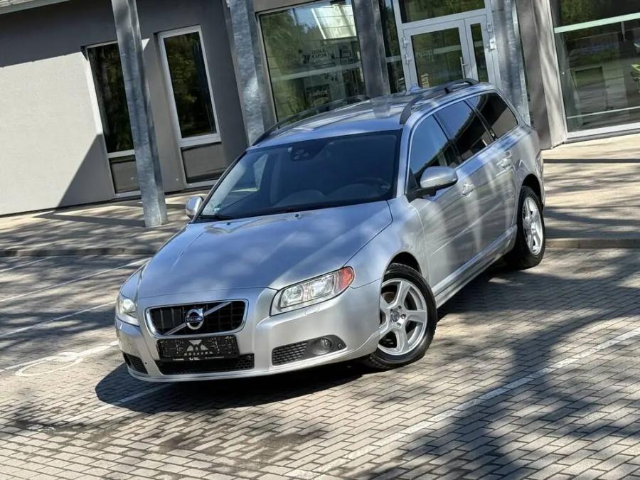 Grey Volvo V70 2012 in Jurmala, with an engine capacity of 2.00 L and mileage of 250 thousand km for 4950 €, photo 1 on AUTOMOTO.COM.LV
