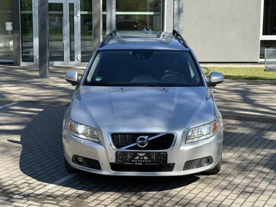 Grey Volvo V70 2012 in Jurmala, with an engine capacity of 2.00 L and mileage of 250 thousand km for 4950 €, photo 12 on AUTOMOTO.COM.LV
