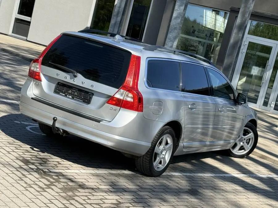 Grey Volvo V70 2012 in Jurmala, with an engine capacity of 2.00 L and mileage of 250 thousand km for 4950 €, photo 15 on AUTOMOTO.COM.LV