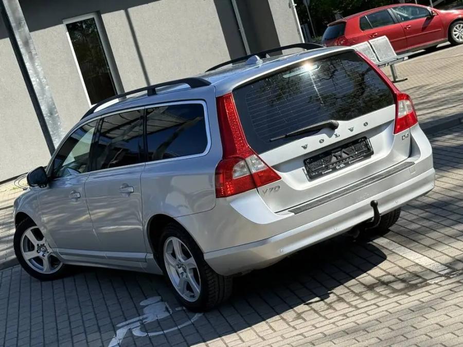 Grey Volvo V70 2012 in Jurmala, with an engine capacity of 2.00 L and mileage of 250 thousand km for 4950 €, photo 16 on AUTOMOTO.COM.LV