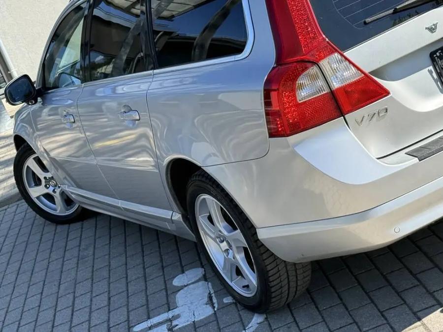 Grey Volvo V70 2012 in Jurmala, with an engine capacity of 2.00 L and mileage of 250 thousand km for 4950 €, photo 18 on AUTOMOTO.COM.LV
