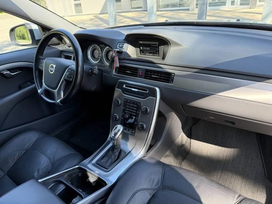 Grey Volvo V70 2012 in Jurmala, with an engine capacity of 2.00 L and mileage of 250 thousand km for 4950 €, photo 20 on AUTOMOTO.COM.LV