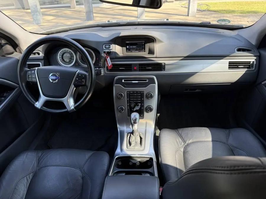 Grey Volvo V70 2012 in Jurmala, with an engine capacity of 2.00 L and mileage of 250 thousand km for 4950 €, photo 25 on AUTOMOTO.COM.LV