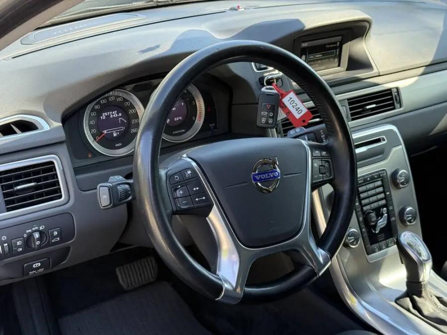 Grey Volvo V70 2012 in Jurmala, with an engine capacity of 2.00 L and mileage of 250 thousand km for 4950 €, photo 29 on AUTOMOTO.COM.LV