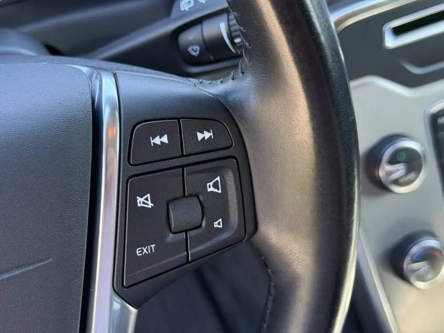 Grey Volvo V70 2012 in Jurmala, with an engine capacity of 2.00 L and mileage of 250 thousand km for 4950 €, photo 31 on AUTOMOTO.COM.LV