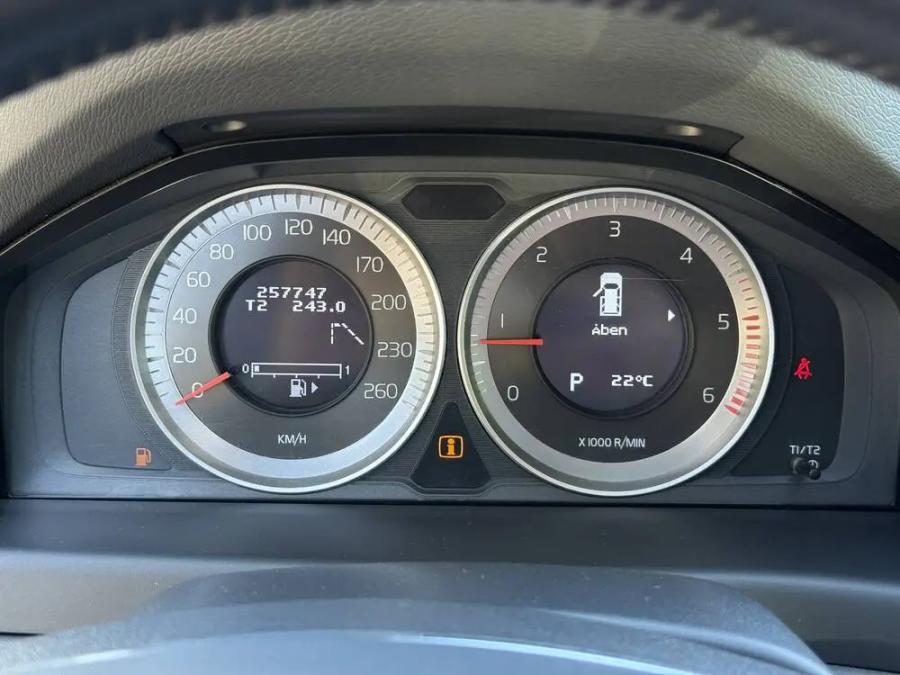 Grey Volvo V70 2012 in Jurmala, with an engine capacity of 2.00 L and mileage of 250 thousand km for 4950 €, photo 32 on AUTOMOTO.COM.LV