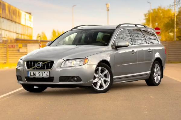 Pelēks Volvo V70 2012 Jelgava, ar dzinēja tilpumu 2.00 L un nobraukumu 446 tūkst. km par 5200 €, foto 1 vietnē AUTOMOTO.COM.LV