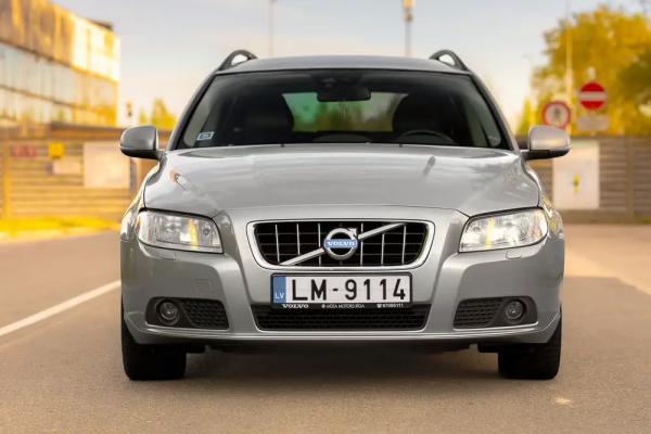 Pelēks Volvo V70 2012 Jelgava, ar dzinēja tilpumu 2.00 L un nobraukumu 446 tūkst. km par 5200 €, foto 3 vietnē AUTOMOTO.COM.LV