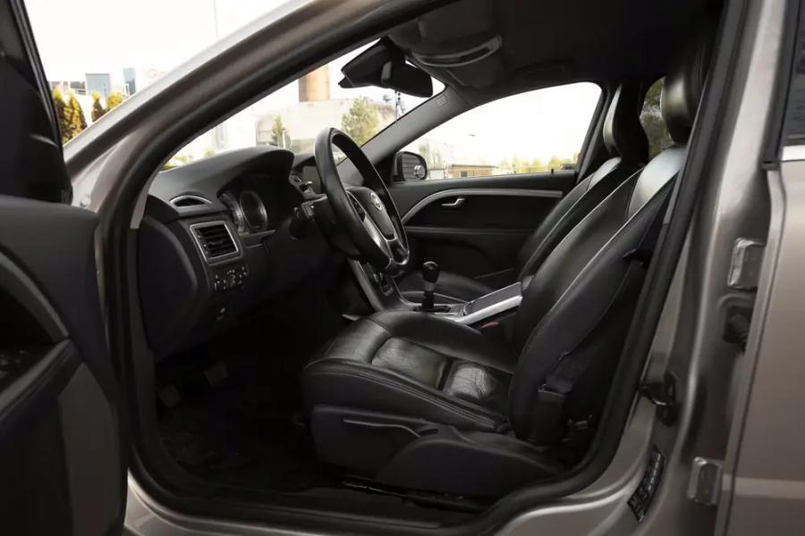 Pelēks Volvo V70 2012 Jelgava, ar dzinēja tilpumu 2.00 L un nobraukumu 446 tūkst. km par 5200 €, foto 10 vietnē AUTOMOTO.COM.LV