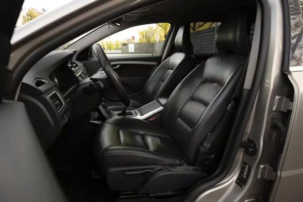 Pelēks Volvo V70 2012 Jelgava, ar dzinēja tilpumu 2.00 L un nobraukumu 446 tūkst. km par 5200 €, foto 10 vietnē AUTOMOTO.COM.LV
