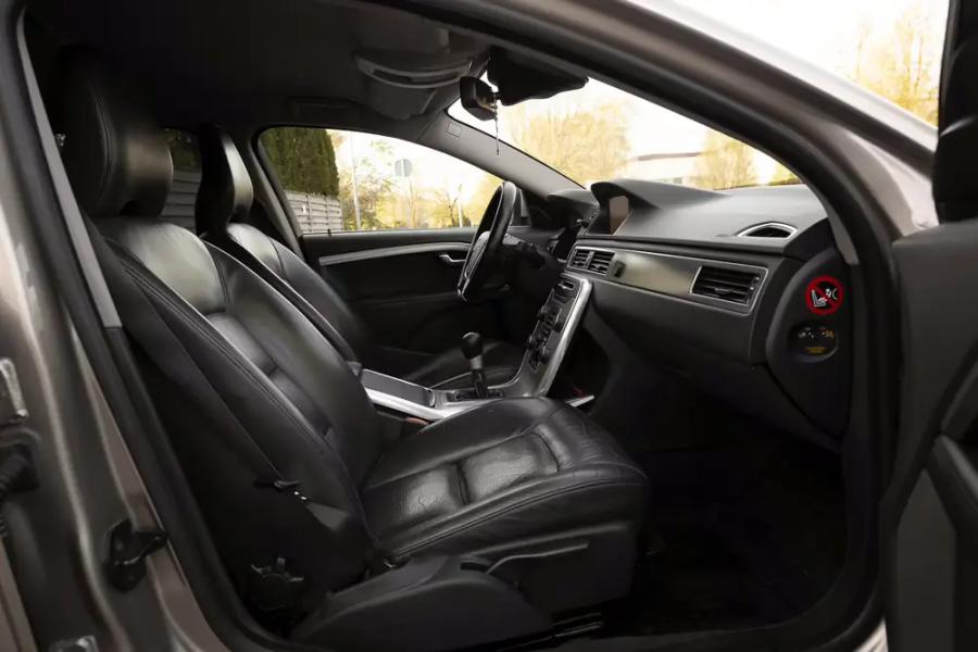 Pelēks Volvo V70 2012 Jelgava, ar dzinēja tilpumu 2.00 L un nobraukumu 446 tūkst. km par 5200 €, foto 12 vietnē AUTOMOTO.COM.LV