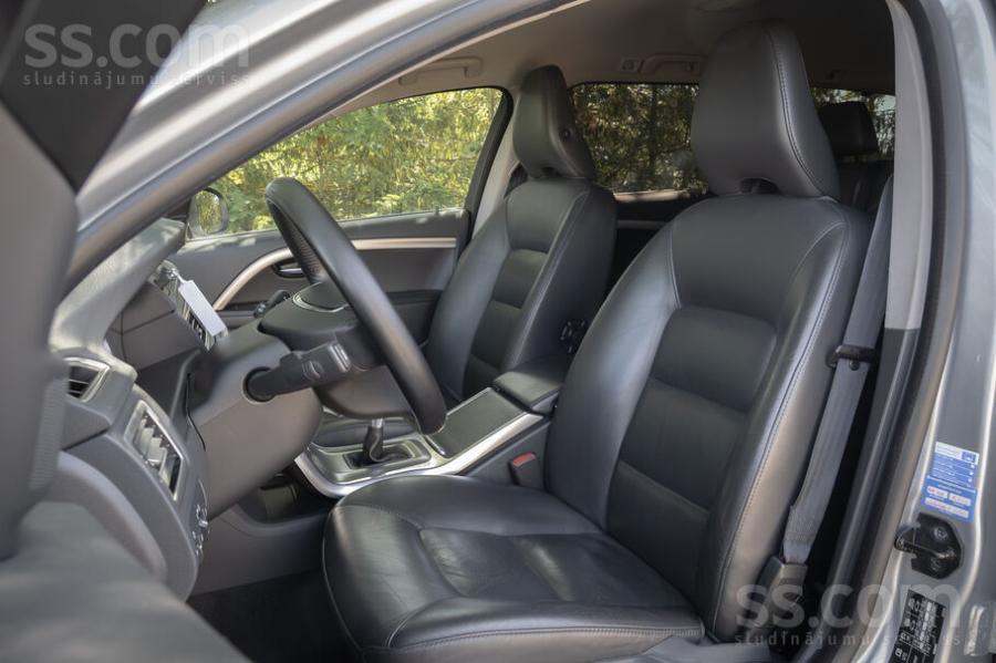 Grey Volvo V70 2012 in Tukums, with an engine capacity of 2.00 L and mileage of 318 thousand km for 6990 €, photo 15 on AUTOMOTO.COM.LV