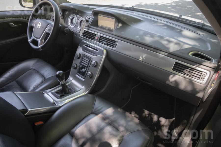 Grey Volvo V70 2012 in Tukums, with an engine capacity of 2.00 L and mileage of 318 thousand km for 6990 €, photo 20 on AUTOMOTO.COM.LV