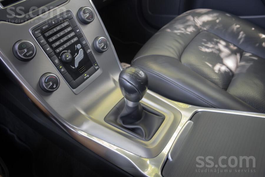 Grey Volvo V70 2012 in Tukums, with an engine capacity of 2.00 L and mileage of 318 thousand km for 6990 €, photo 30 on AUTOMOTO.COM.LV
