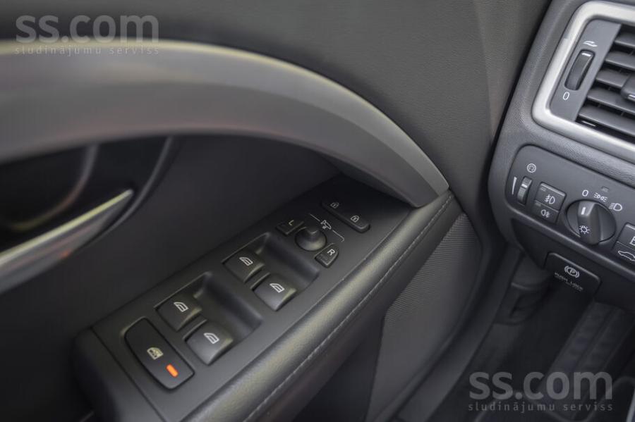 Grey Volvo V70 2012 in Tukums, with an engine capacity of 2.00 L and mileage of 318 thousand km for 6990 €, photo 33 on AUTOMOTO.COM.LV