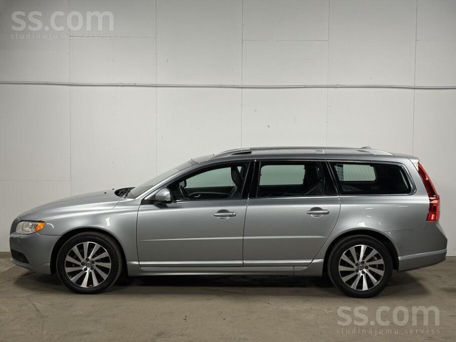 Grey Volvo V70 2012 in Jurmala, with an engine capacity of 2.00 L and mileage of 352 thousand km for 6995 €, photo 7 on AUTOMOTO.COM.LV