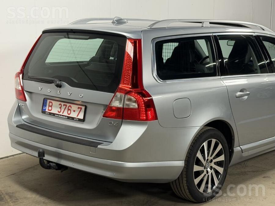 Grey Volvo V70 2012 in Jurmala, with an engine capacity of 2.00 L and mileage of 352 thousand km for 6995 €, photo 12 on AUTOMOTO.COM.LV
