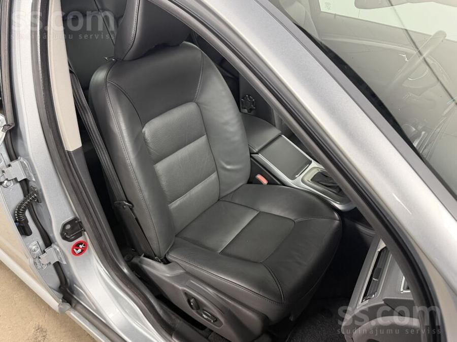 Grey Volvo V70 2012 in Jurmala, with an engine capacity of 2.00 L and mileage of 352 thousand km for 6995 €, photo 21 on AUTOMOTO.COM.LV