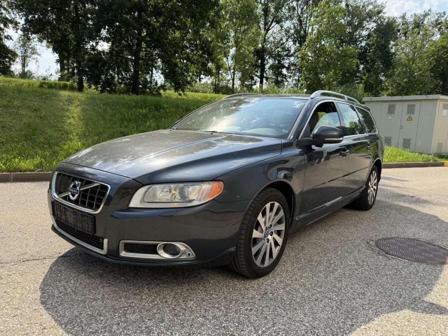 Pelēks Volvo V70 2012 Alīta, ar dzinēja tilpumu 2.00 L un nobraukumu 298 tūkst. km par 4250 €, foto 1 vietnē AUTOMOTO.COM.LV
