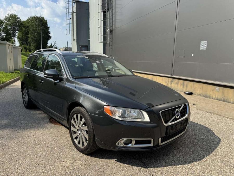 Pelēks Volvo V70 2012 Alīta, ar dzinēja tilpumu 2.00 L un nobraukumu 298 tūkst. km par 4250 €, foto 3 vietnē AUTOMOTO.COM.LV