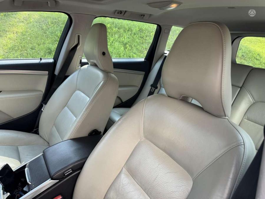 Pelēks Volvo V70 2012 Alīta, ar dzinēja tilpumu 2.00 L un nobraukumu 298 tūkst. km par 4250 €, foto 9 vietnē AUTOMOTO.COM.LV