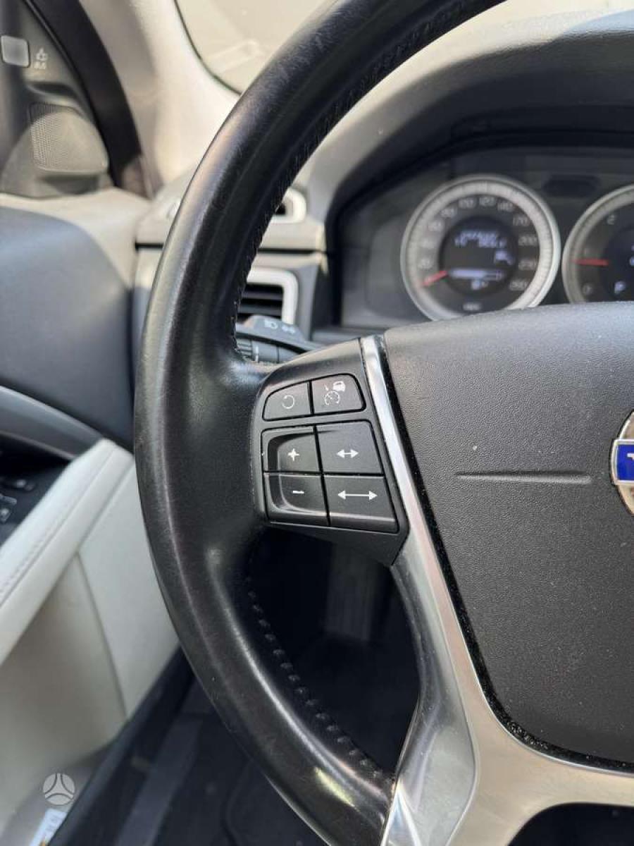 Pelēks Volvo V70 2012 Alīta, ar dzinēja tilpumu 2.00 L un nobraukumu 298 tūkst. km par 4250 €, foto 18 vietnē AUTOMOTO.COM.LV