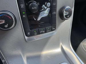 Pelēks Volvo V70 2012 Alīta, ar dzinēja tilpumu 2.00 L un nobraukumu 298 tūkst. km par 4250 €, foto 19 vietnē AUTOMOTO.COM.LV