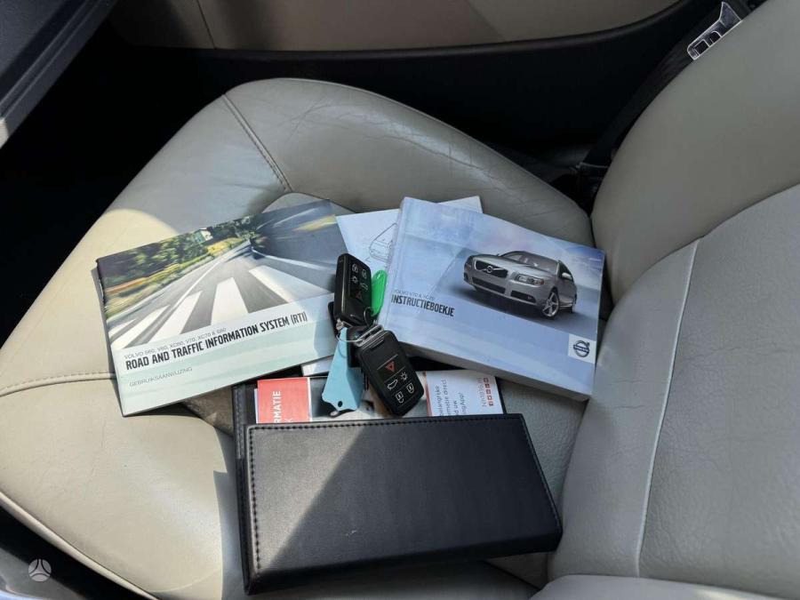 Pelēks Volvo V70 2012 Alīta, ar dzinēja tilpumu 2.00 L un nobraukumu 298 tūkst. km par 4250 €, foto 32 vietnē AUTOMOTO.COM.LV