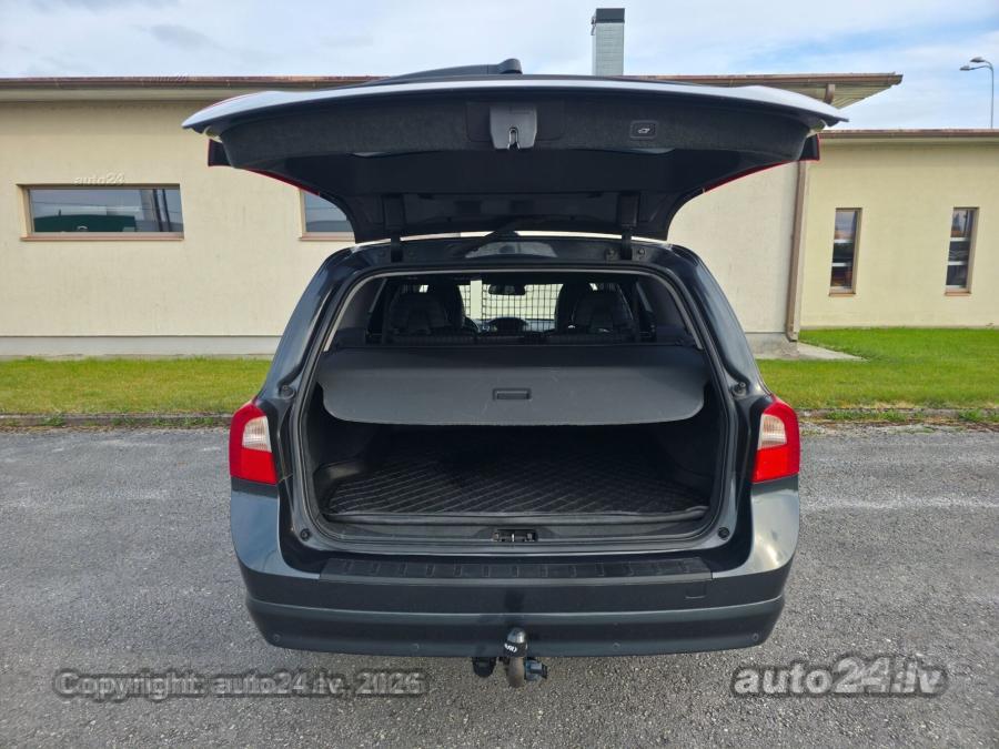 Pelēks Volvo V70 2012 Paide, ar dzinēja tilpumu 2.00 L un nobraukumu 311 tūkst. km par 6990 €, foto 14 vietnē AUTOMOTO.COM.LV