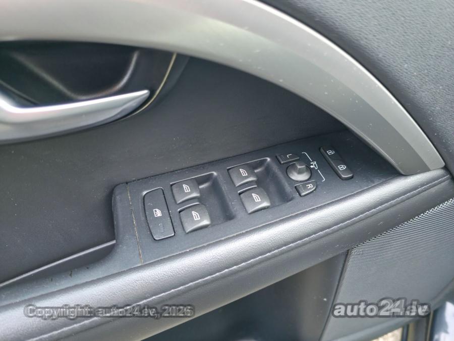 Pelēks Volvo V70 2012 Paide, ar dzinēja tilpumu 2.00 L un nobraukumu 311 tūkst. km par 6990 €, foto 23 vietnē AUTOMOTO.COM.LV