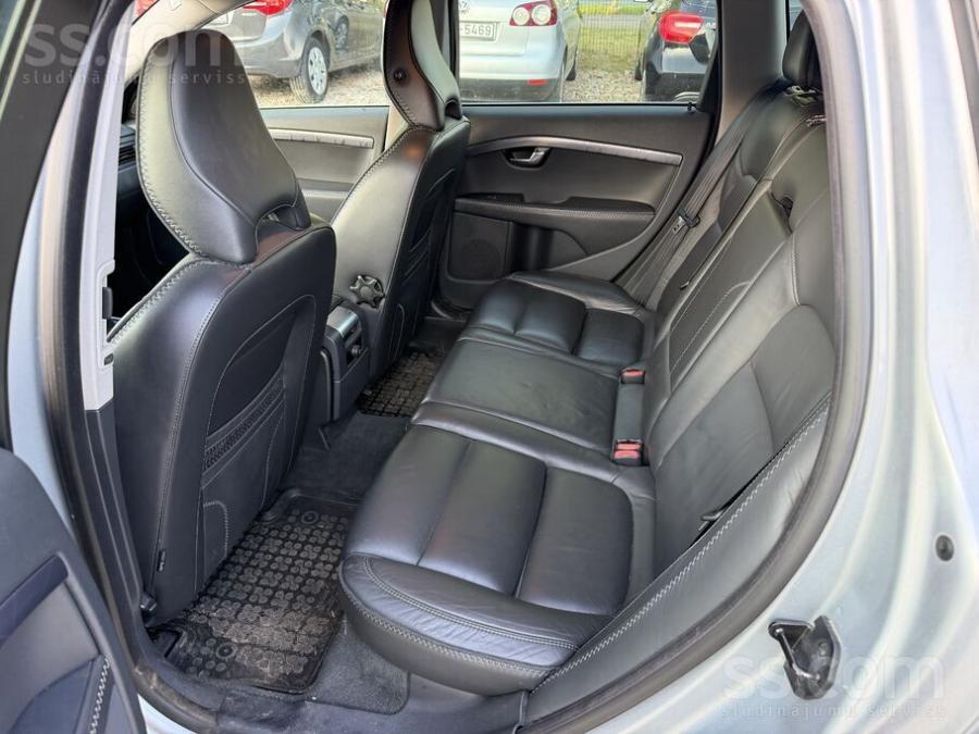 Pelēks Volvo V70 2012 Saldus, ar dzinēja tilpumu 2.00 L un nobraukumu 351 tūkst. km par 2950 €, foto 12 vietnē AUTOMOTO.COM.LV