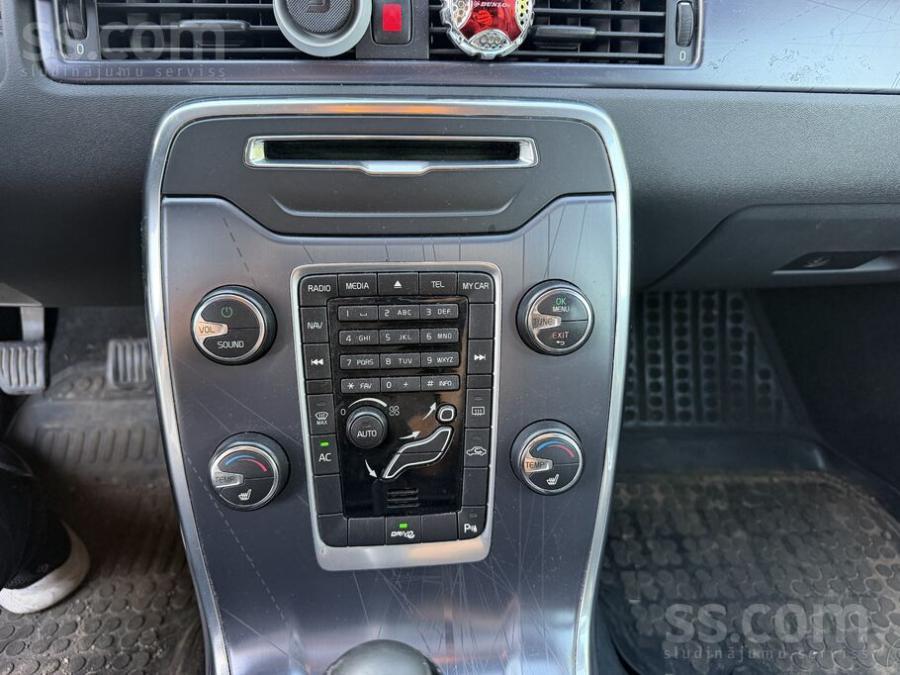Pelēks Volvo V70 2012 Saldus, ar dzinēja tilpumu 2.00 L un nobraukumu 351 tūkst. km par 2950 €, foto 21 vietnē AUTOMOTO.COM.LV