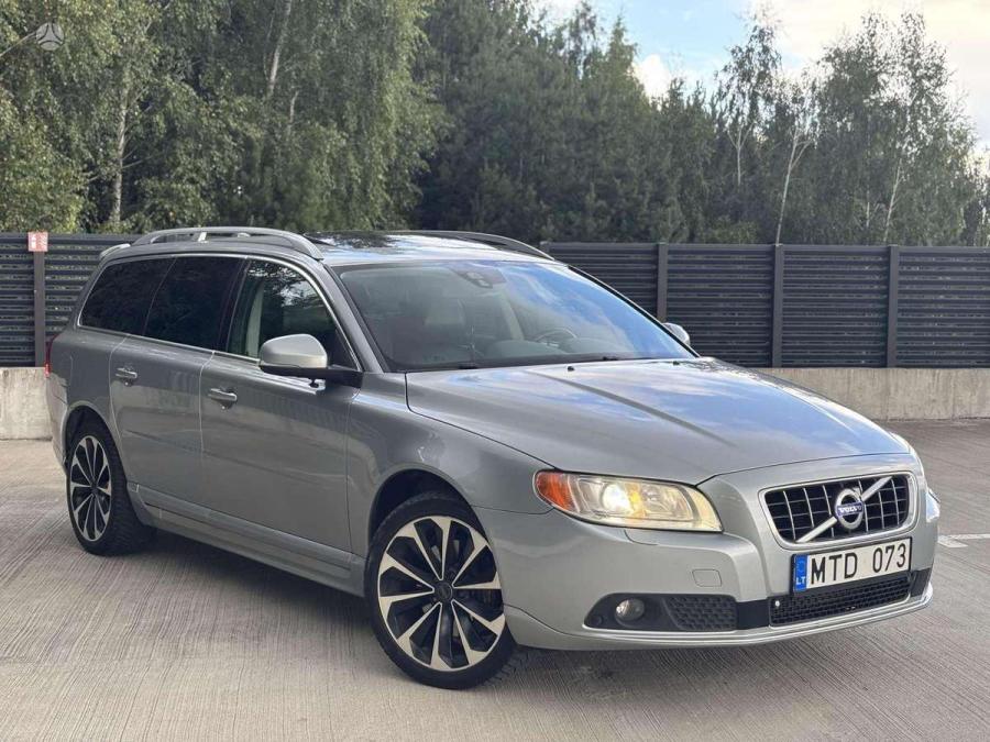 Grey Volvo V70 2012 in Vilnius, with an engine capacity of 1.98 L and mileage of 410 thousand km for 6000 €, photo 1 on AUTOMOTO.COM.LV