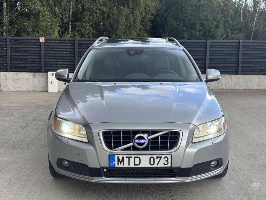 Grey Volvo V70 2012 in Vilnius, with an engine capacity of 1.98 L and mileage of 410 thousand km for 6000 €, photo 4 on AUTOMOTO.COM.LV
