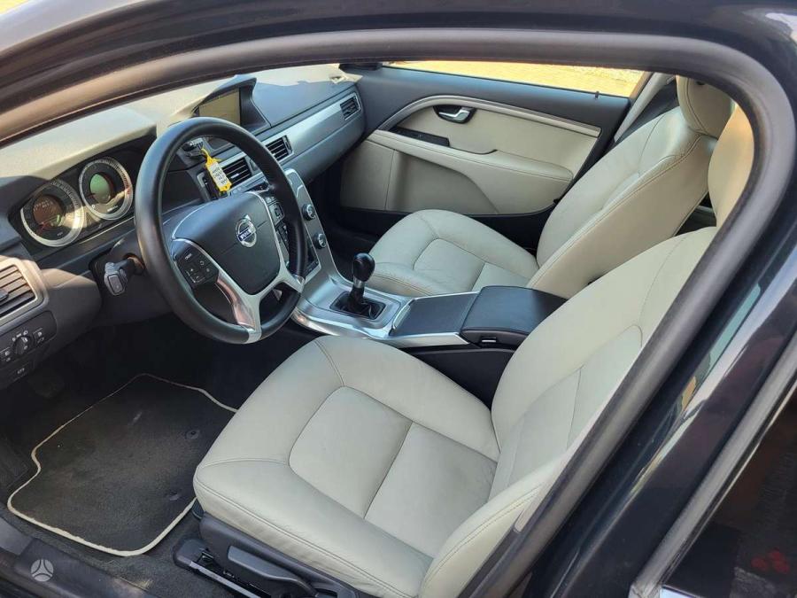 Grey Volvo V70 2012 in Vilnius, with an engine capacity of 2.00 L and mileage of 288 thousand km for 6750 €, photo 15 on AUTOMOTO.COM.LV