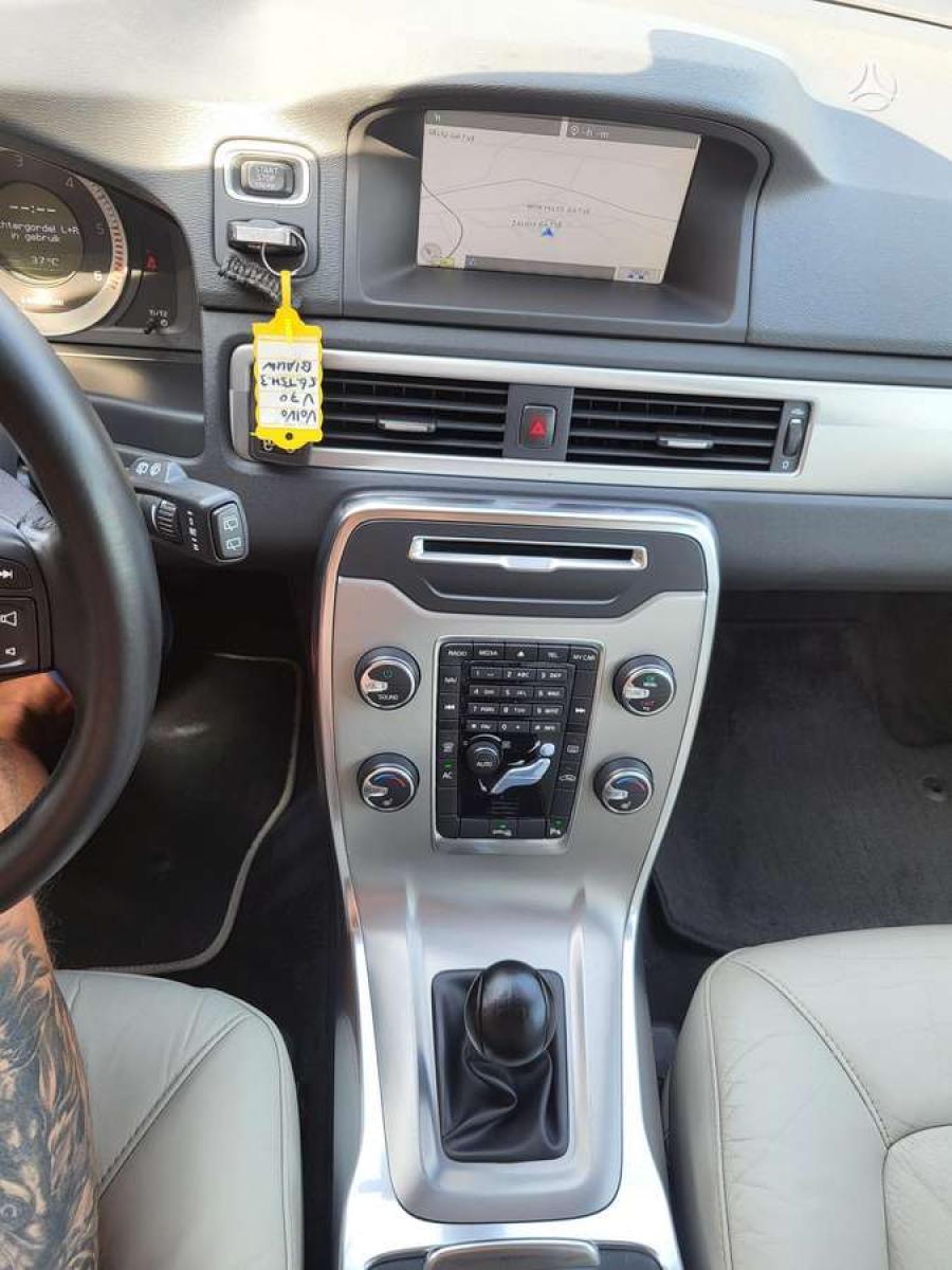 Grey Volvo V70 2012 in Vilnius, with an engine capacity of 2.00 L and mileage of 288 thousand km for 6750 €, photo 17 on AUTOMOTO.COM.LV