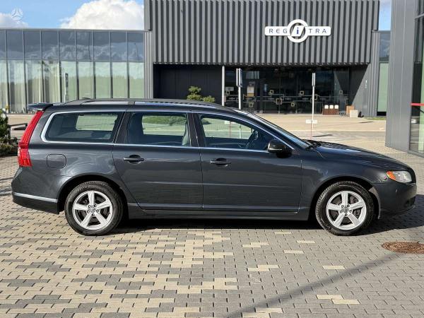 Volvo V70 2012 in Siauliai on AUTOMOTO.COM.LV Grey Volvo V70 2012 in Siauliai, with an engine capacity of 2.00 L and mileage of 292 thousand km for 6000 €, photo 6 on AUTOMOTO.COM.LV