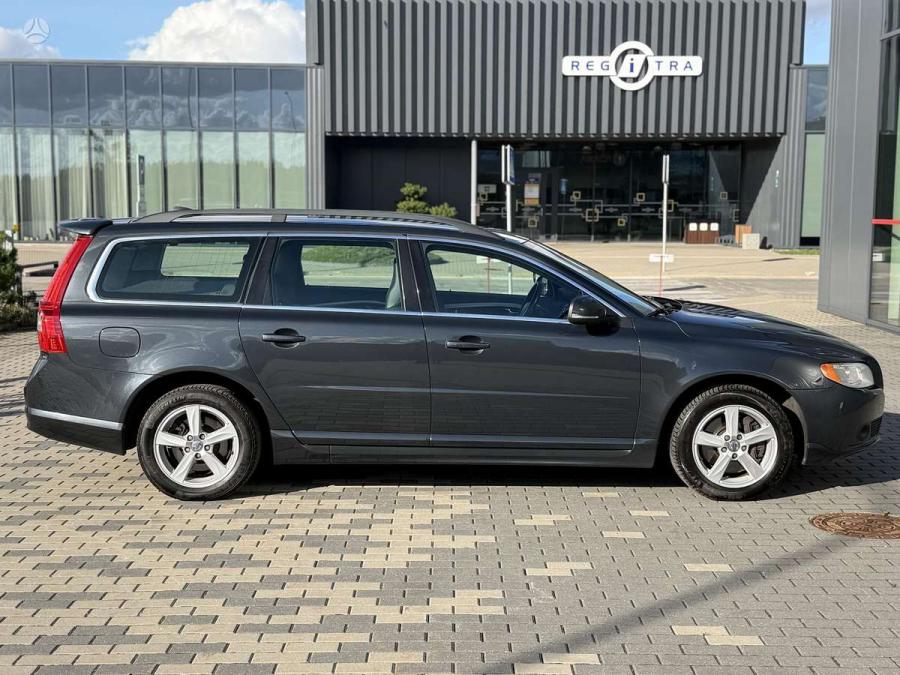 Grey Volvo V70 2012 in Siauliai, with an engine capacity of 2.00 L and mileage of 292 thousand km for 6000 €, photo 6 on AUTOMOTO.COM.LV