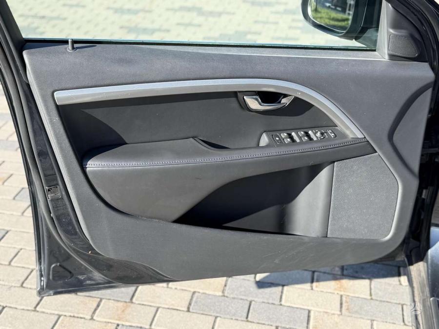 Grey Volvo V70 2012 in Siauliai, with an engine capacity of 2.00 L and mileage of 292 thousand km for 6000 €, photo 12 on AUTOMOTO.COM.LV