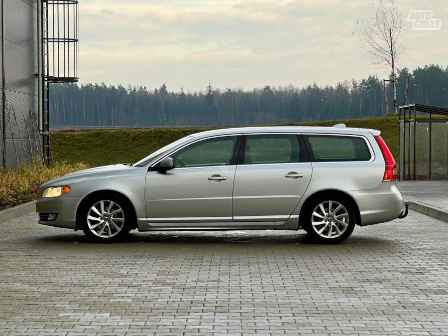 Grey Volvo V70 2013 in Vilnius, with an engine capacity of 1.60 L and mileage of 300 thousand km for 6250 €, photo 4 on AUTOMOTO.COM.LV