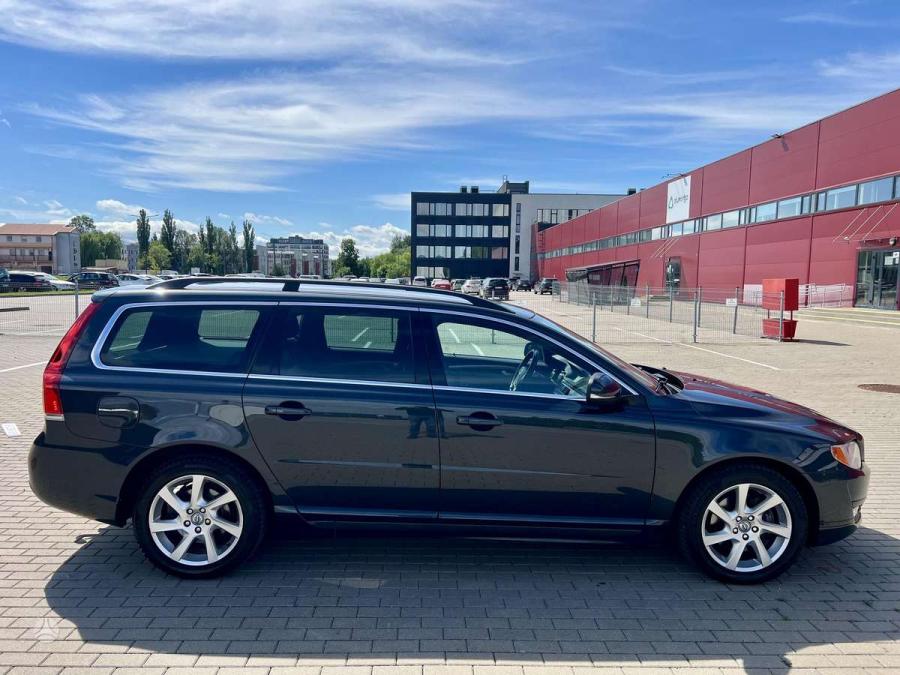 Grey Volvo V70 2013 in Kaunas, with an engine capacity of 2.00 L and mileage of 291 thousand km for 6990 €, photo 7 on AUTOMOTO.COM.LV