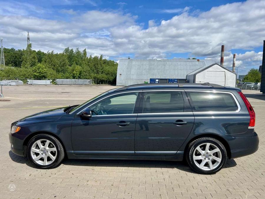 Grey Volvo V70 2013 in Kaunas, with an engine capacity of 2.00 L and mileage of 291 thousand km for 6990 €, photo 8 on AUTOMOTO.COM.LV