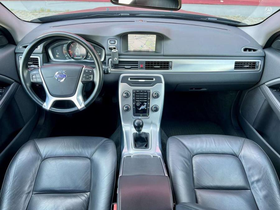 Grey Volvo V70 2013 in Kaunas, with an engine capacity of 2.00 L and mileage of 291 thousand km for 6990 €, photo 12 on AUTOMOTO.COM.LV